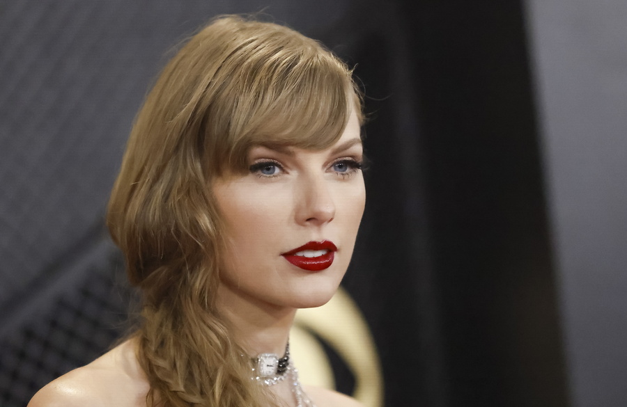 Taylor Swift: Aπειλεί με μήνυση έναν φοιτητή που παρακολουθεί το ...
