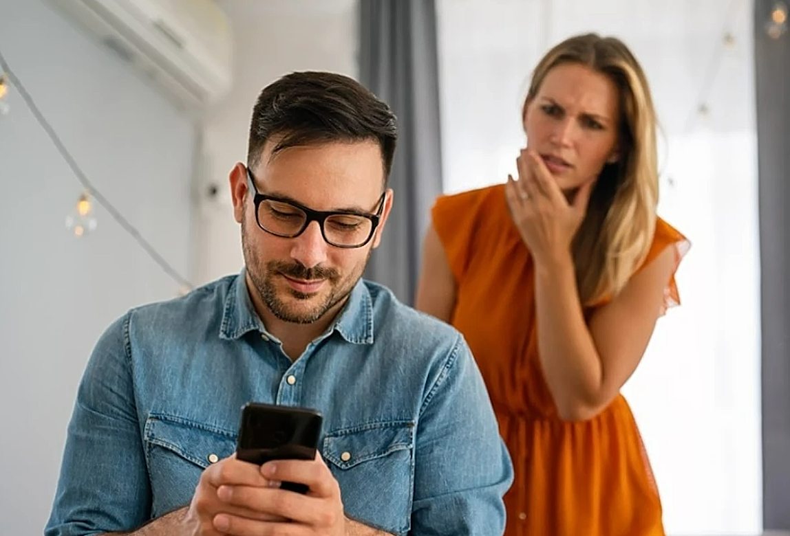 Απιστία: Πώς να πιάσετε τον σύντροφό σας σας πράσα - 11 τρόποι με τους οποίους η τεχνολογία ...