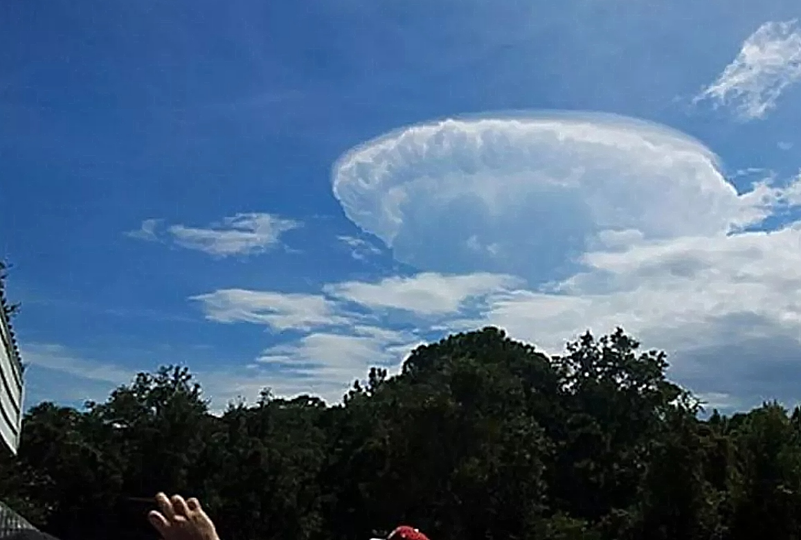 UFO ή σύννεφο; Παράξενες μορφές στον ουρανό προκαλούν αναφορές για ...