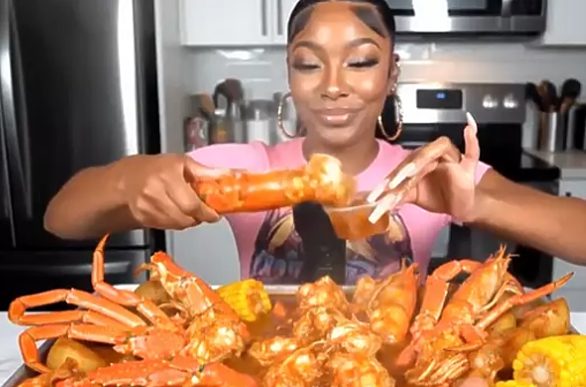 Γυναίκα σε βίντεο mukbang καταπίνει ολόκληρη δαγκάνα αστακού και ...